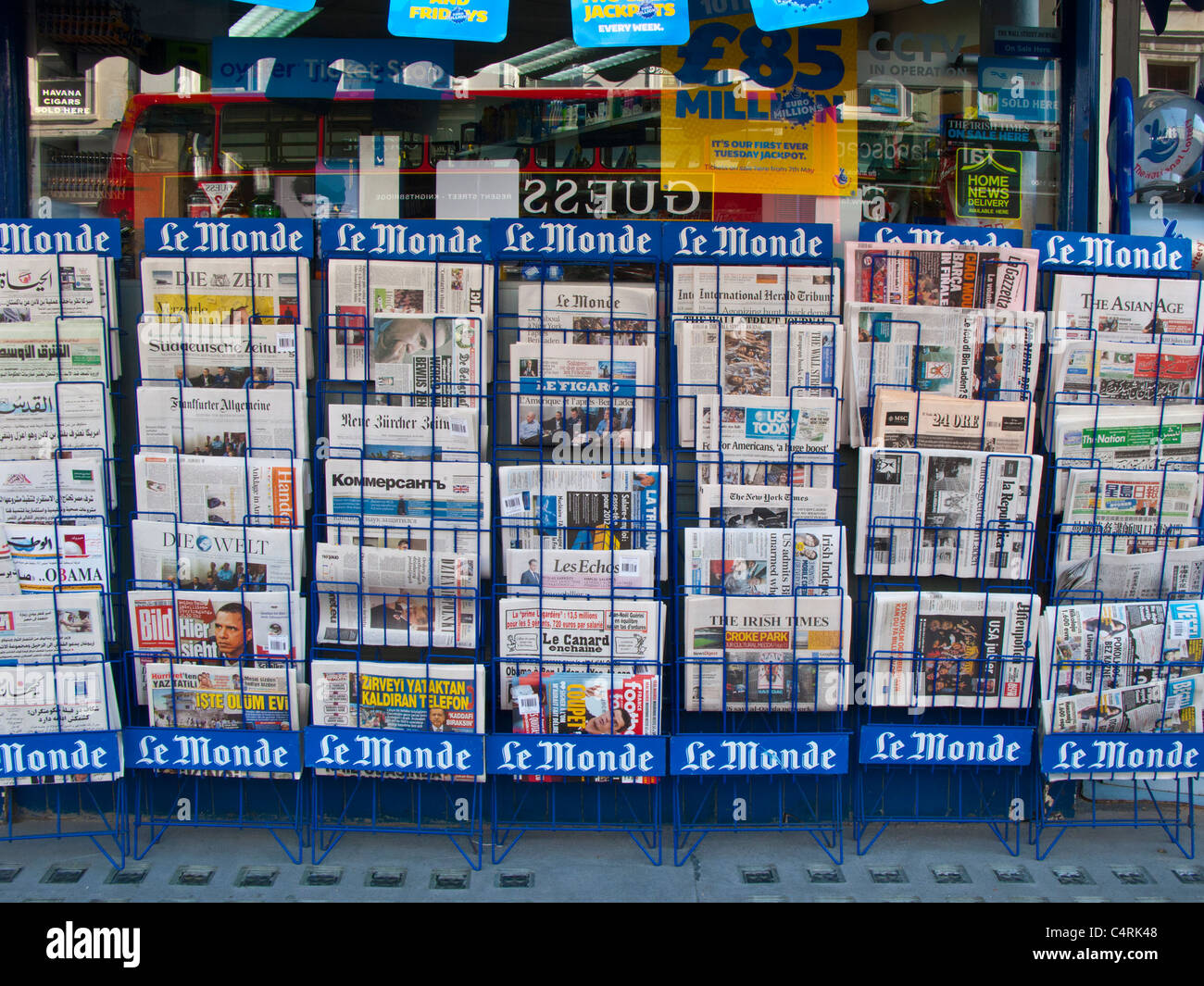 Newsagents hi-res stock photography and images - Alamy