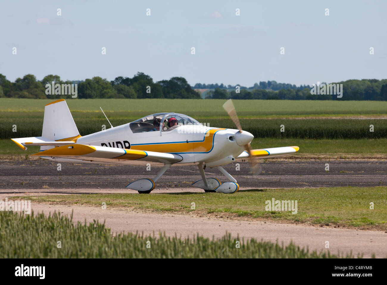 Vans RV-6A G-RVDR taxiing at Sturgate Airfield Stock Photo - Alamy