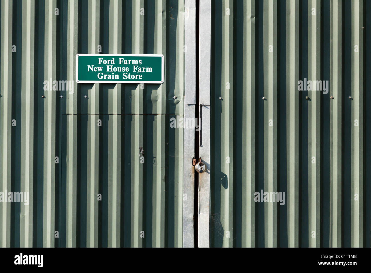 Metal farm sign hi-res stock photography and images - Alamy
