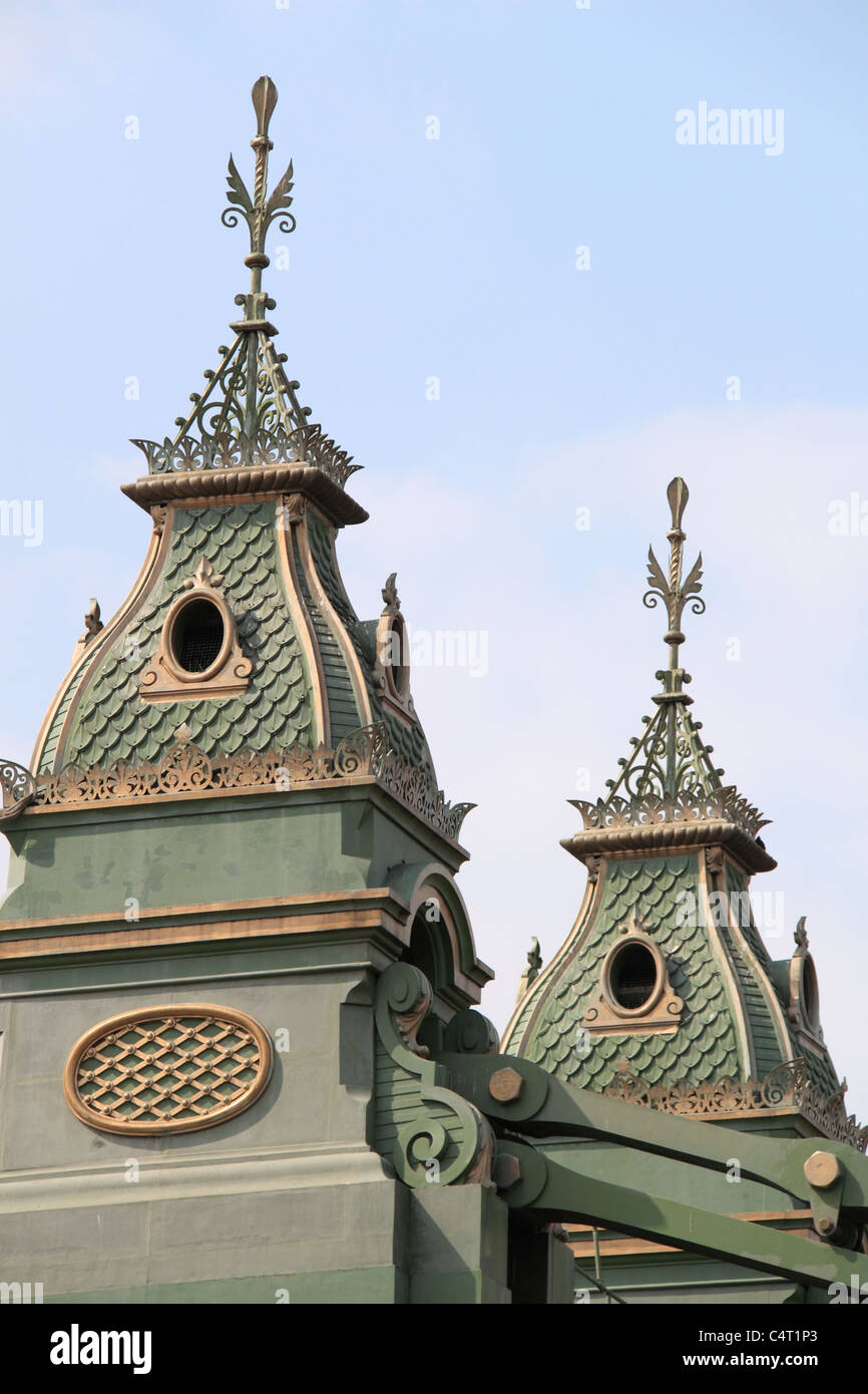Decorative detail on top of Hammersmith Bridge, River Thames, west ...
