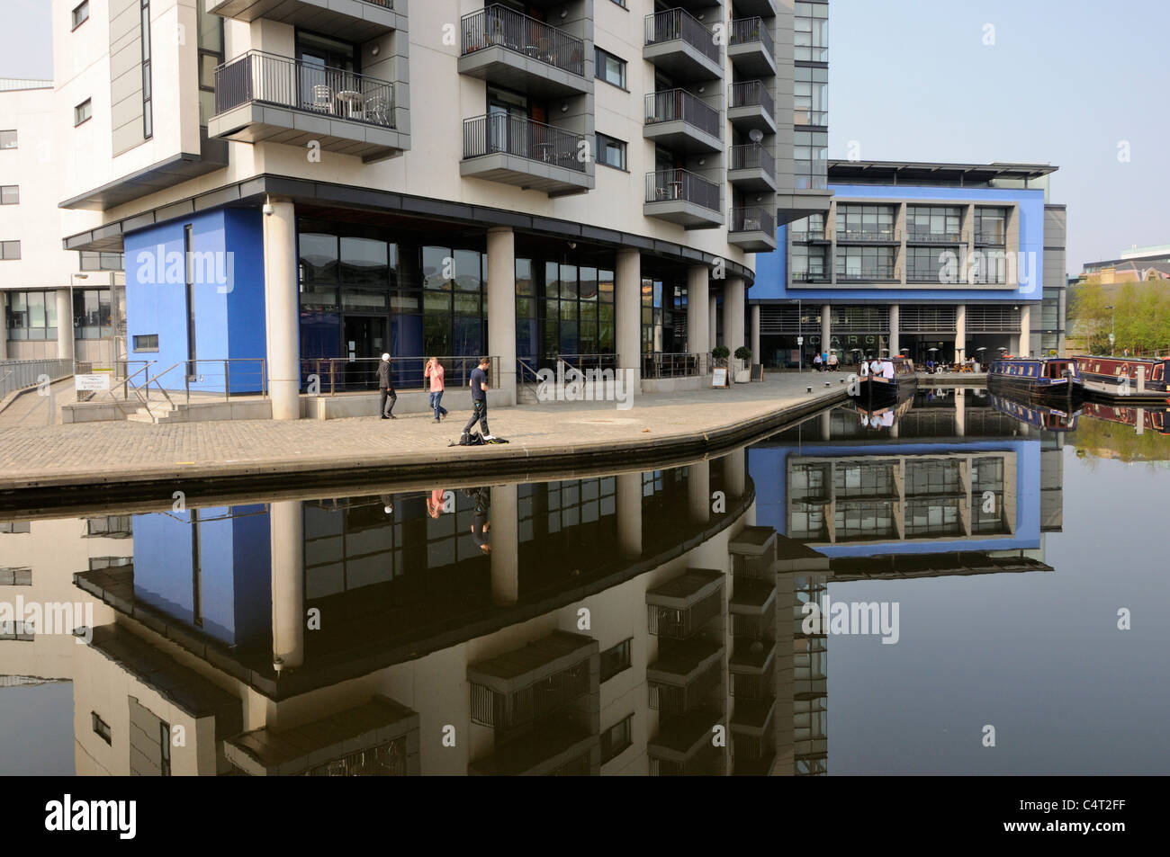 Union canal edinburgh narrow hi-res stock photography and images - Alamy