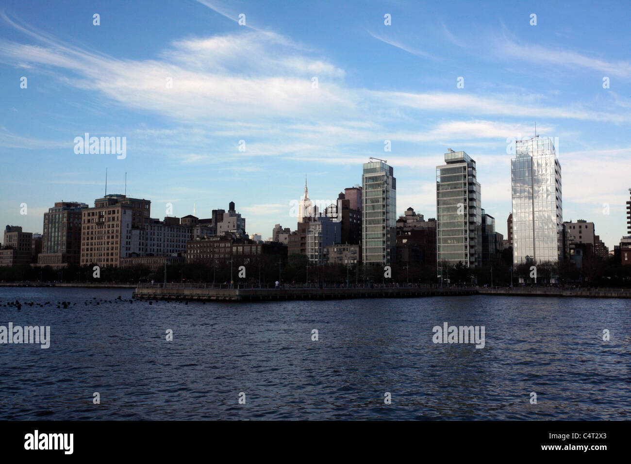 City by the water hi-res stock photography and images - Alamy