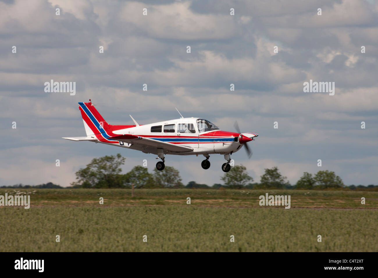 Beech C23 Sundowner 180 G-AYYU landing at Sturgate Airfield Stock Photo ...