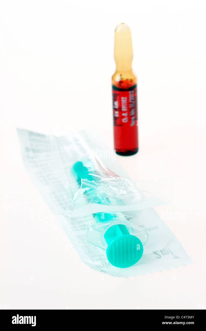 Injection cannula, medical syringe, filling a syringe with a medicament ...