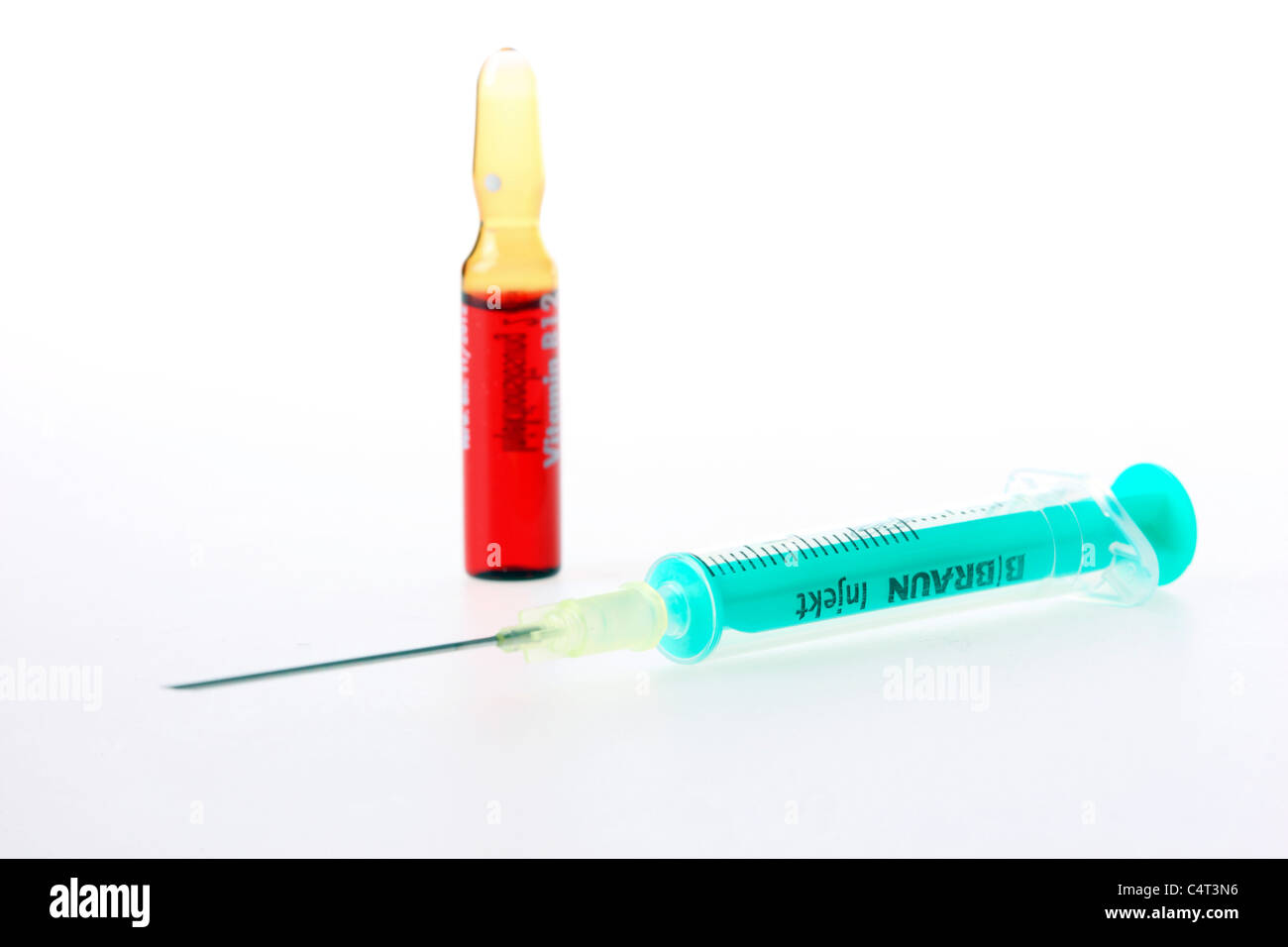 Injection cannula, medical syringe, filling a syringe with a medicament ...
