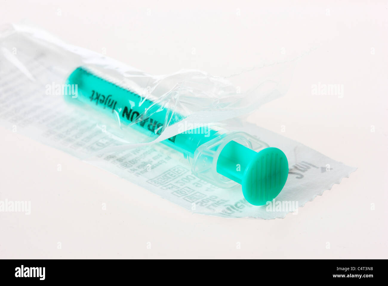 Injection cannula, medical syringe, filling a syringe with a medicament ...