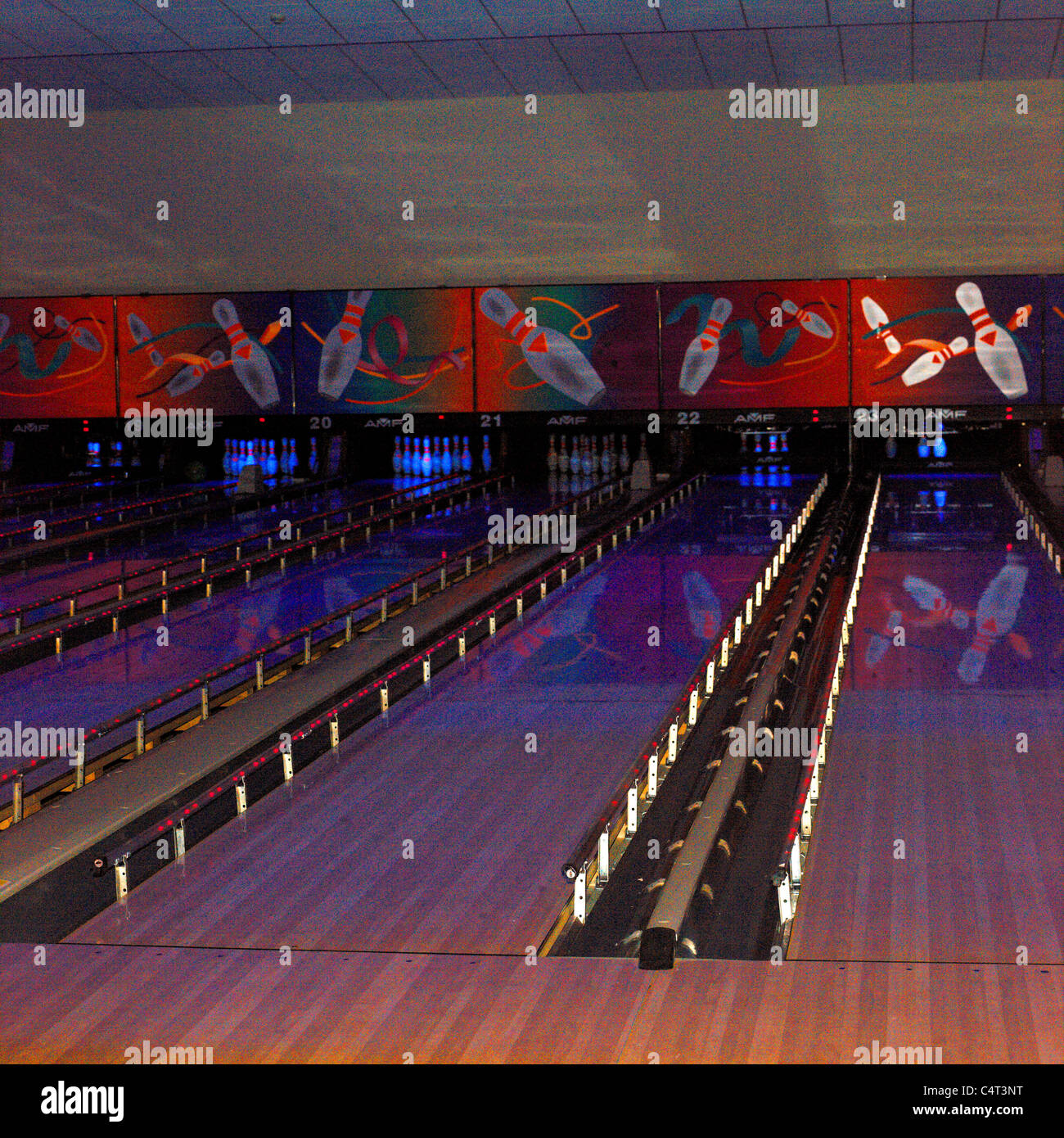 Empty bowling lanes hi-res stock photography and images - Alamy