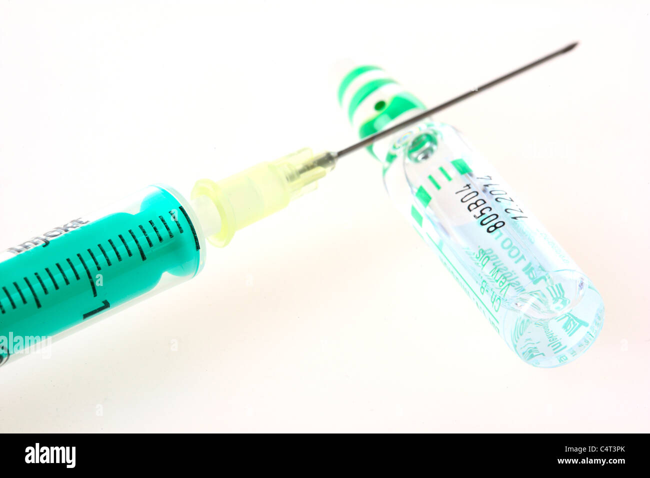 Injection cannula, medical syringe, filling a syringe with a medicament ...