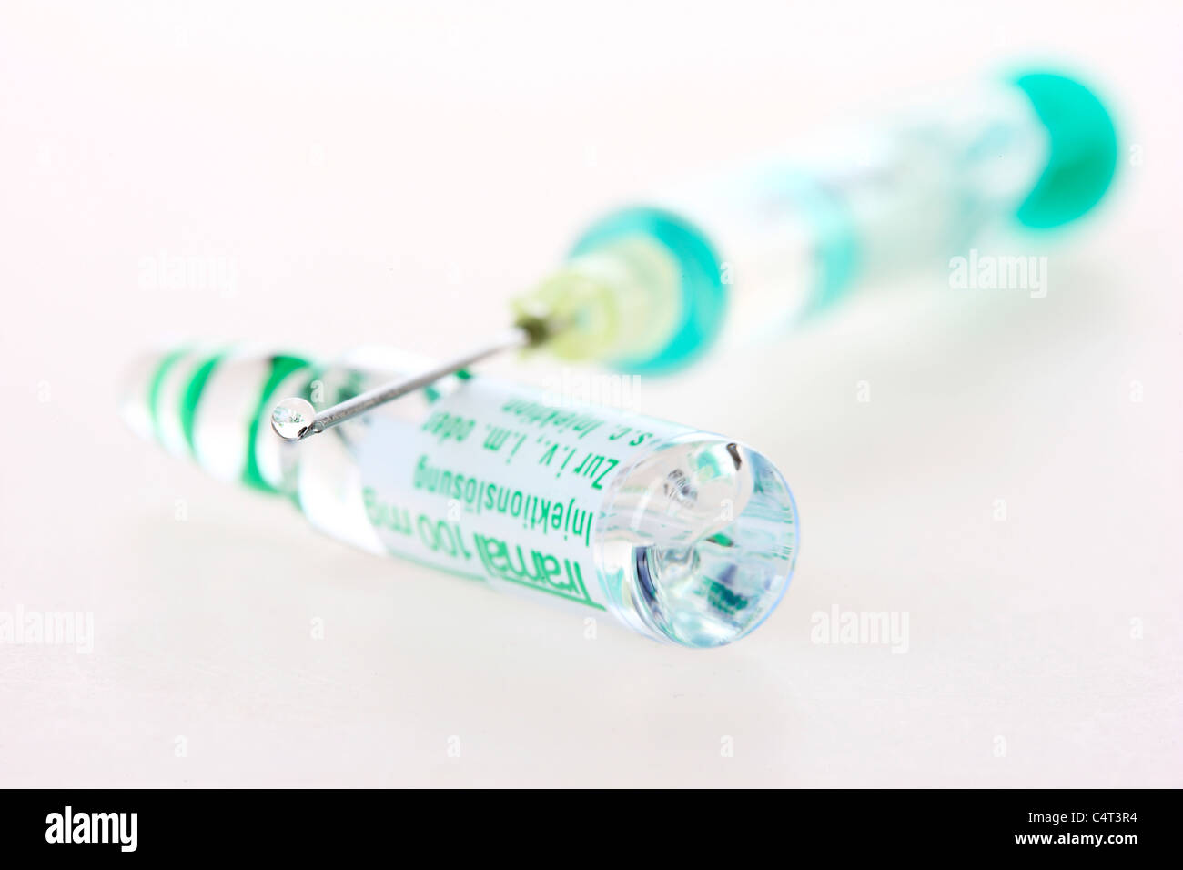 Injection cannula, medical syringe, filling a syringe with a medicament ...