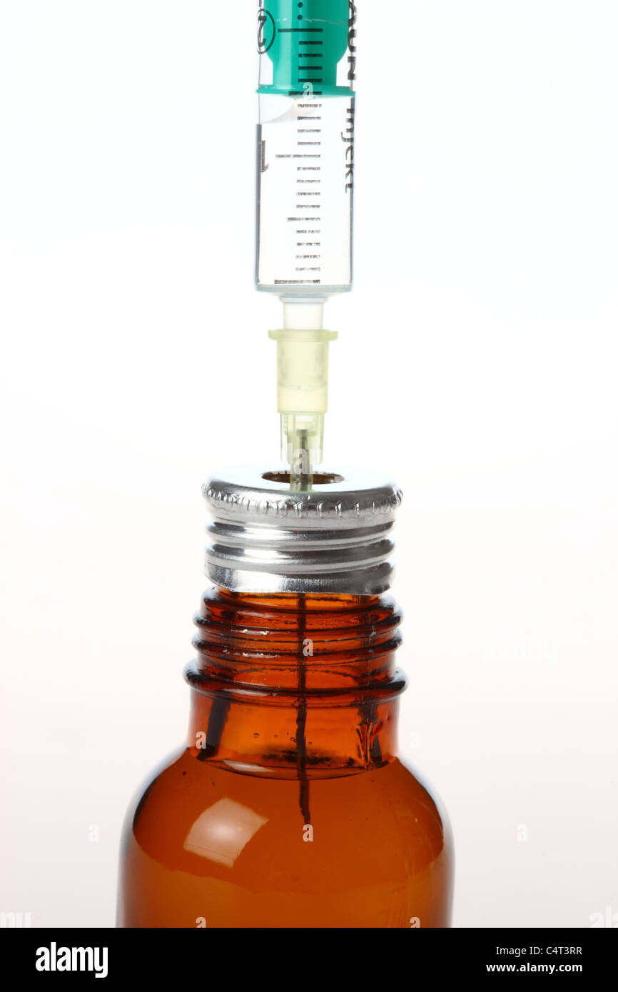 Injection cannula, medical syringe, filling a syringe with a medicament ...