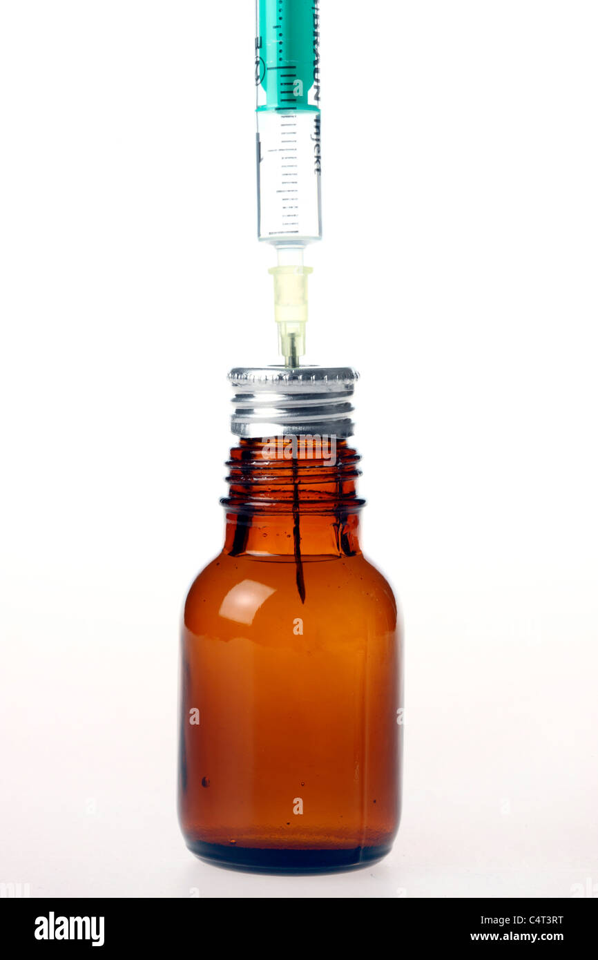 Injection cannula, medical syringe, filling a syringe with a medicament ...