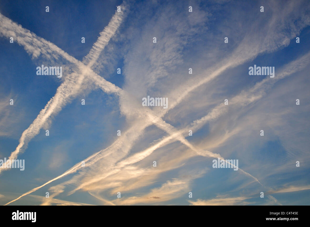Aircraft con trails crossing hi-res stock photography and images - Alamy