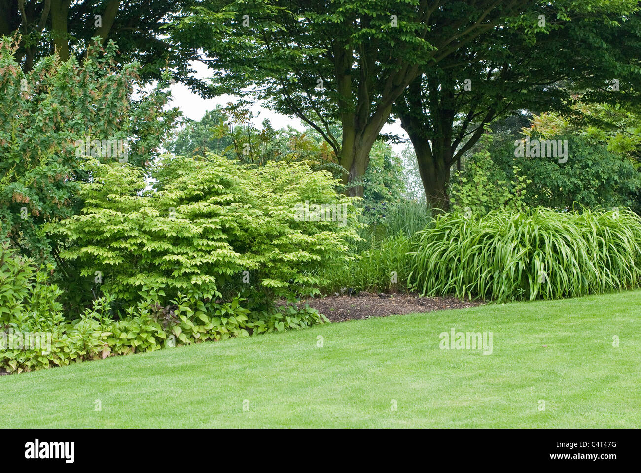 English garden lawn hi-res stock photography and images - Alamy