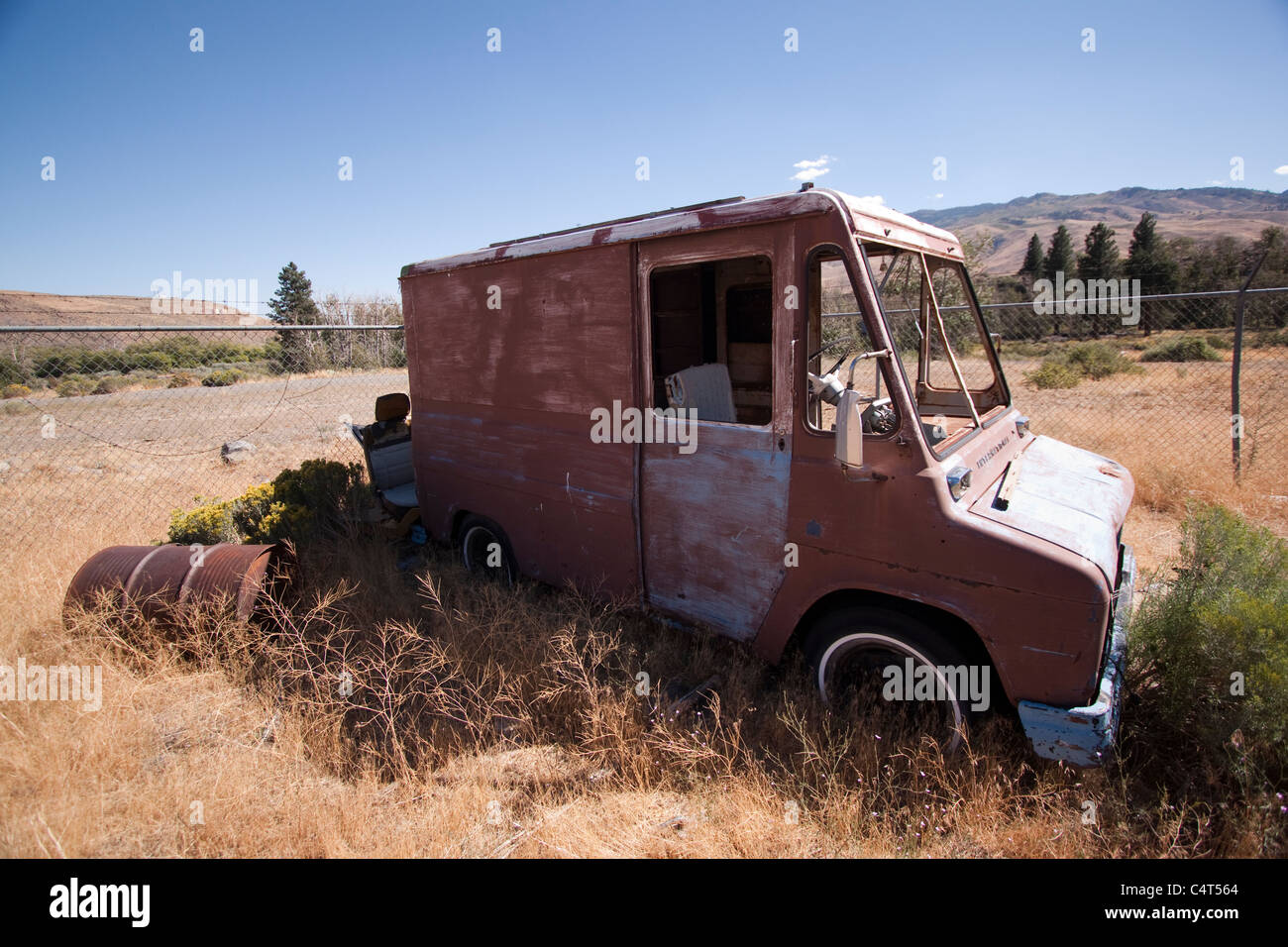 An old abandoned vintage delivery truck van in a field Stock Photo - Alamy