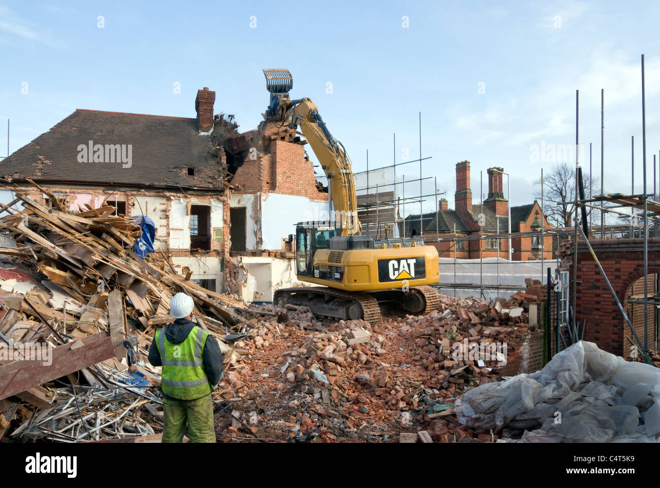 Demolishing buildings hi-res stock photography and images - Alamy