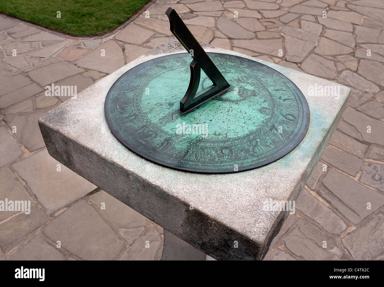 Garden sundial hi-res stock photography and images - Alamy