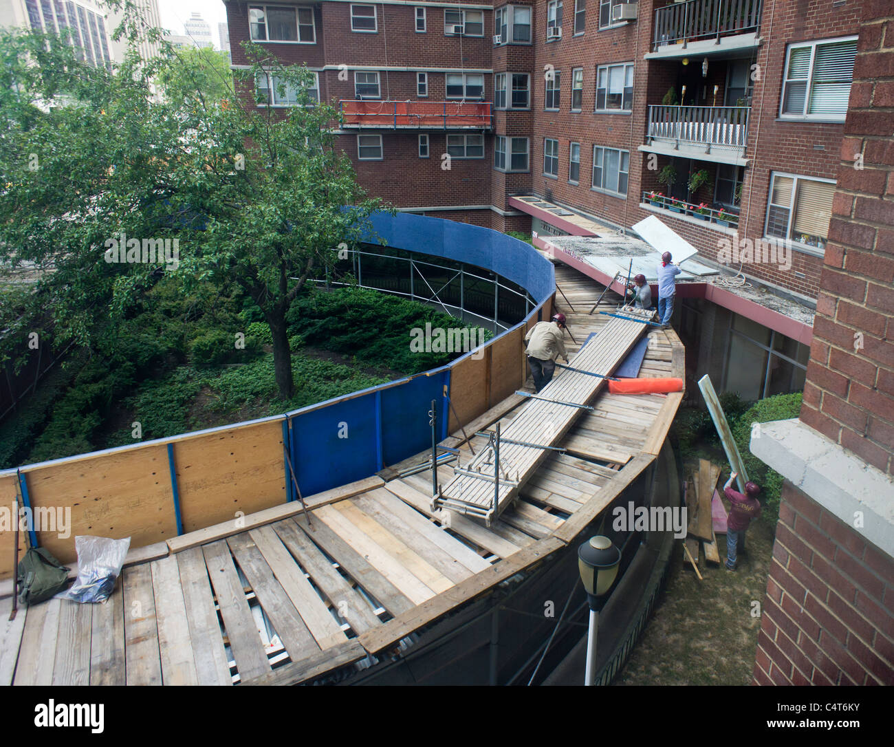 Scaffolding workers hi-res stock photography and images - Alamy