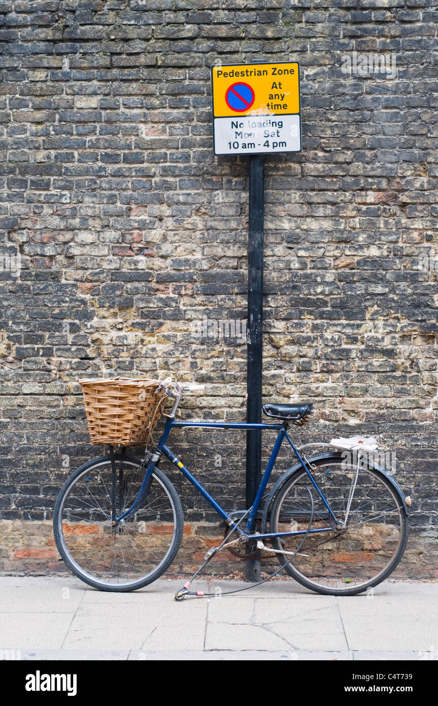 A bicycle next to a pedestrian zone sign in Cambridge Stock Photo - Alamy