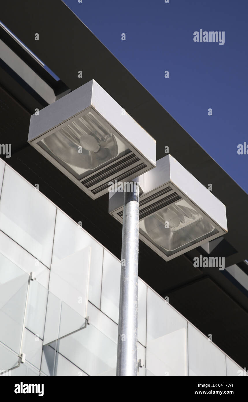 Building with street lighting hi-res stock photography and images - Alamy