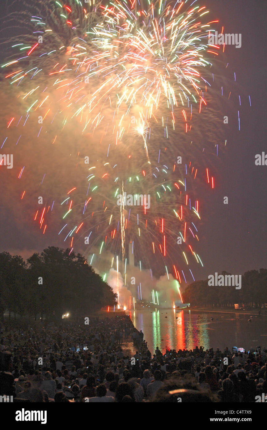 Fireworks explode over the Washington Monument and reflecting pool on ...