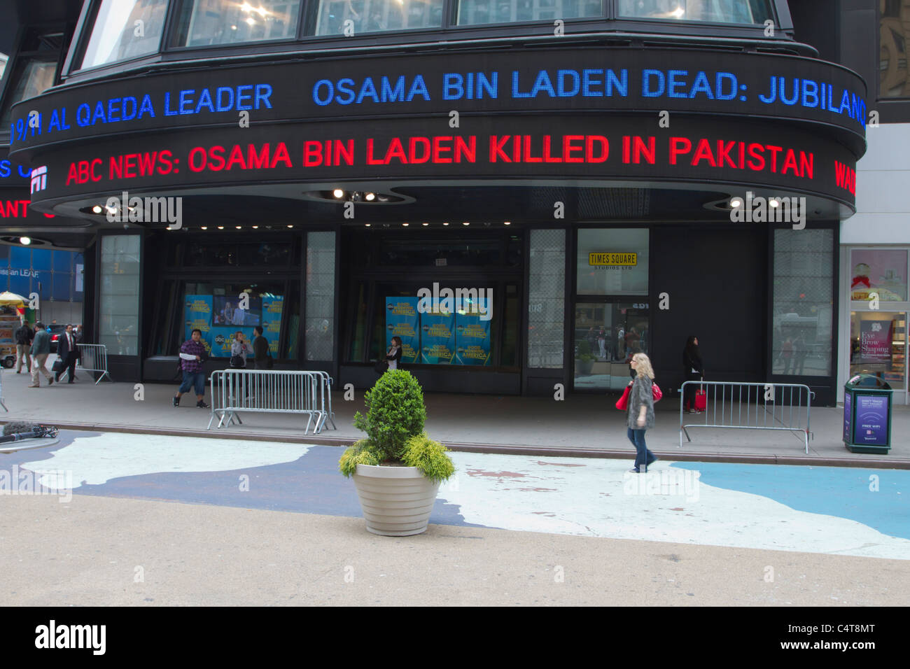 Zipper in front of the ABC Studio in Times Square announcing the death ...