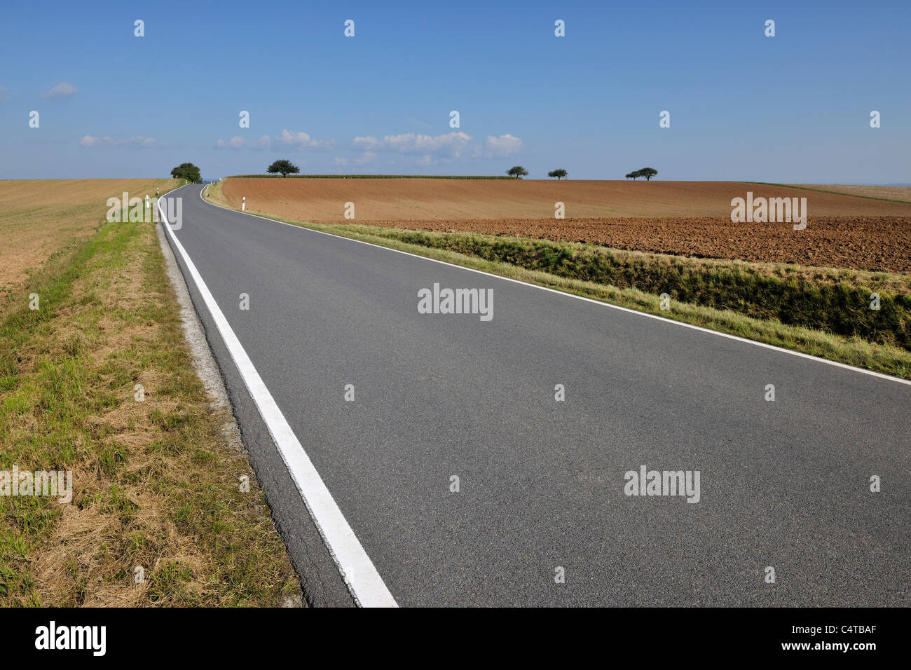 An empty single track country lane hi-res stock photography and images ...