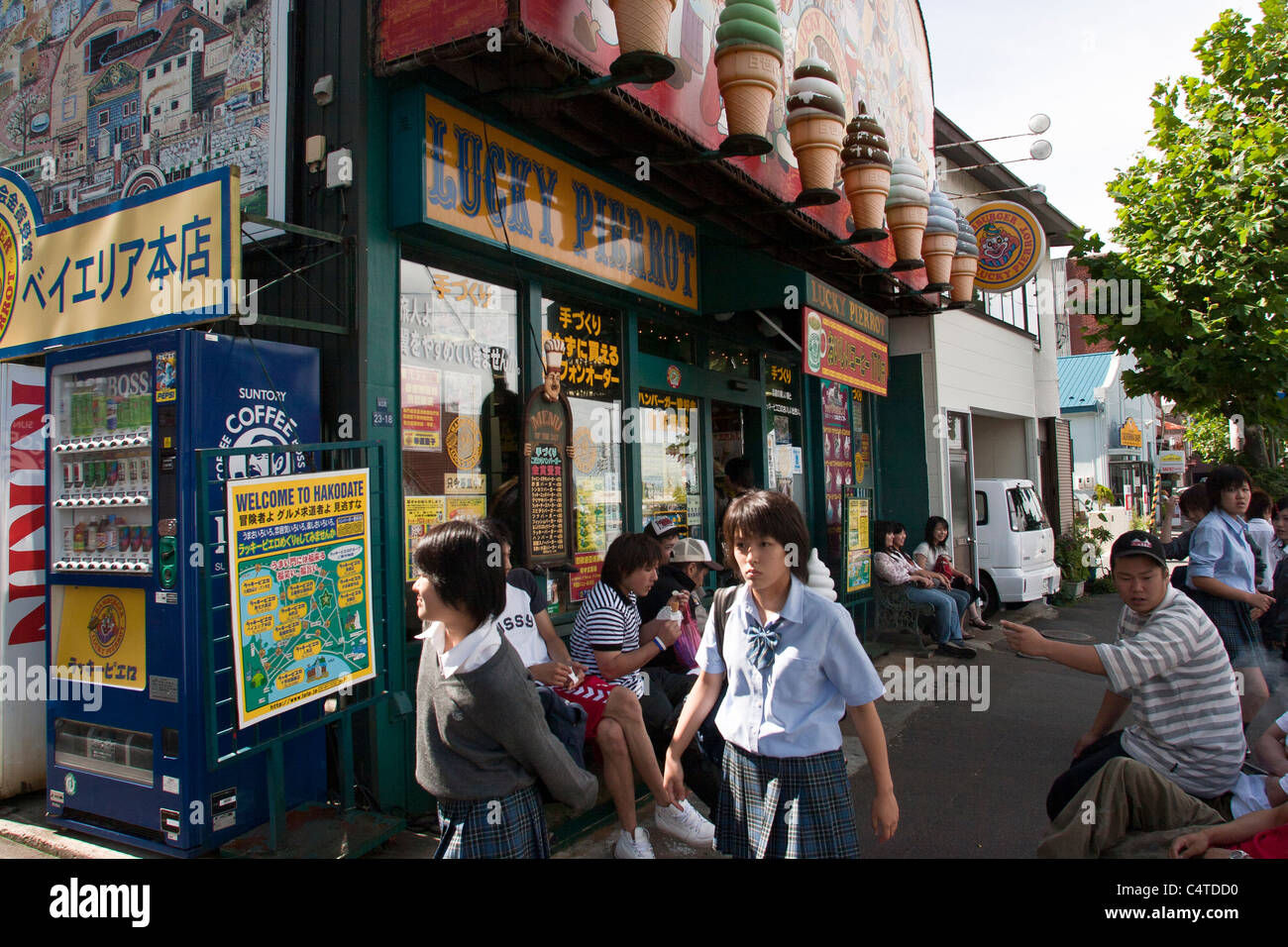 Teen hang out street hi-res stock photography and images - Alamy
