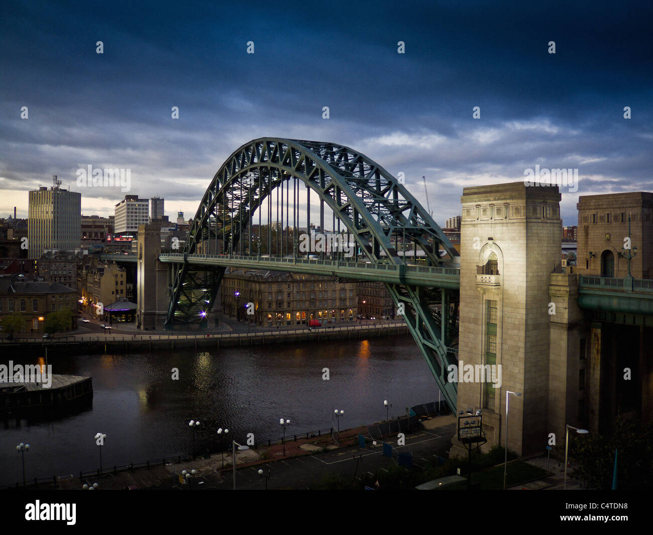 Tyne Bridge spanning the river Tyne joining Gateshead and Newcastle, at ...
