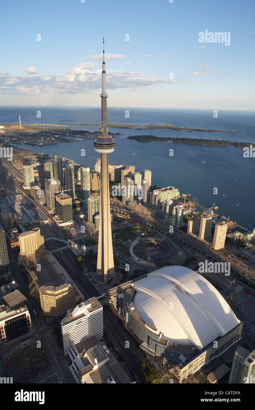 View toronto skyline from harbourfront hi-res stock photography and ...