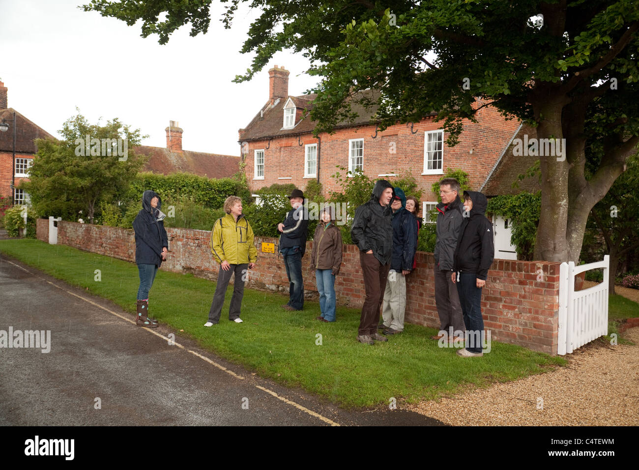 People shelter under hi-res stock photography and images - Alamy