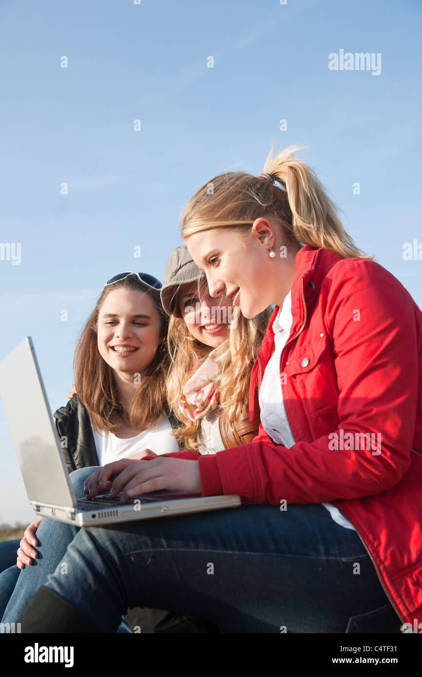 3 girls teen laptop hi-res stock photography and images - Alamy