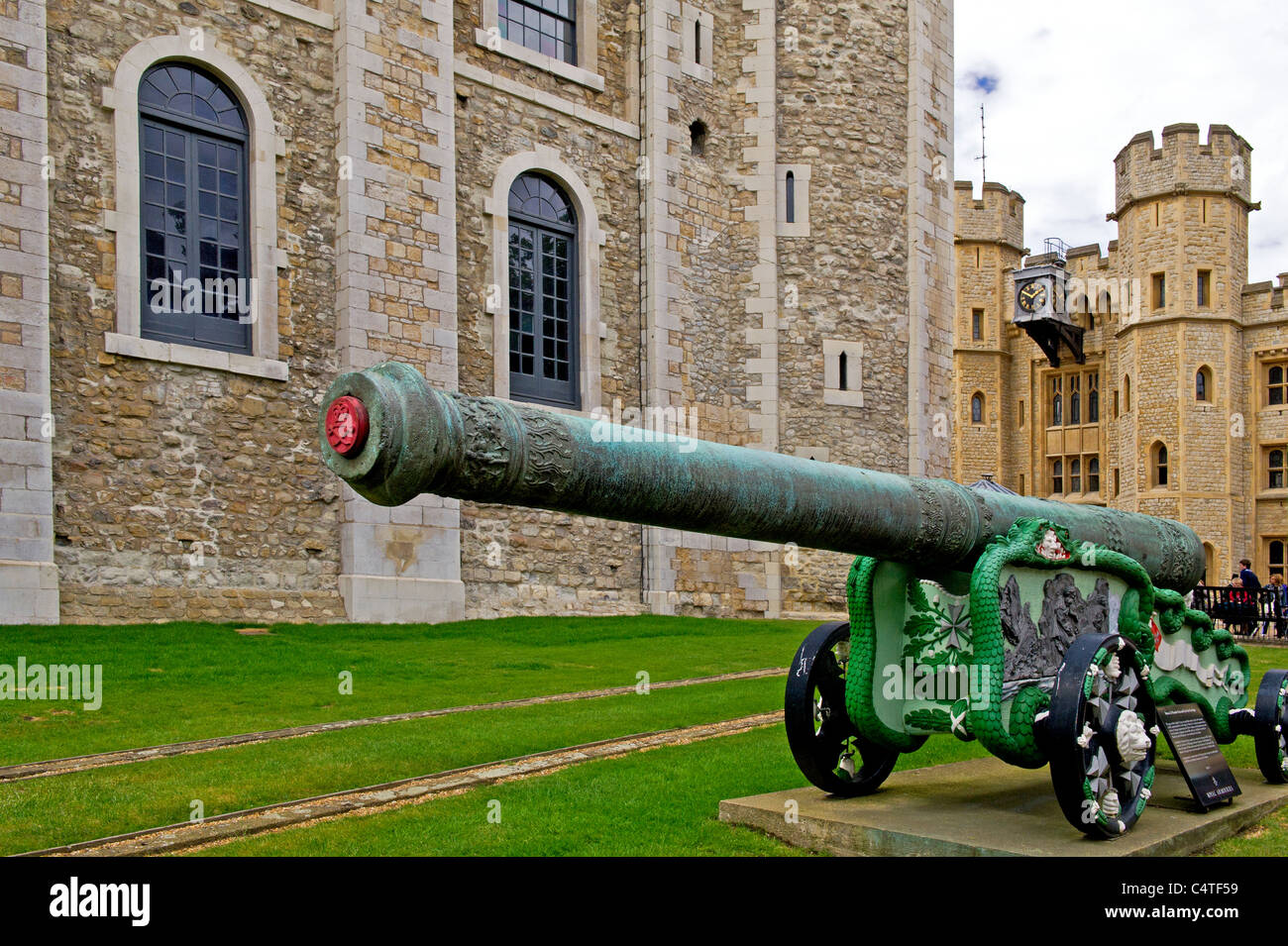 White Tower of the Tower of London with a gun; White Tower, wichtigster ...