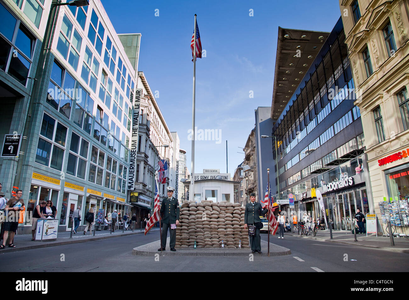 Checkpoint charlie hi-res stock photography and images - Alamy