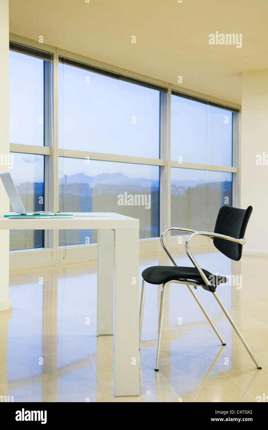 Vacant office desks hi-res stock photography and images - Alamy