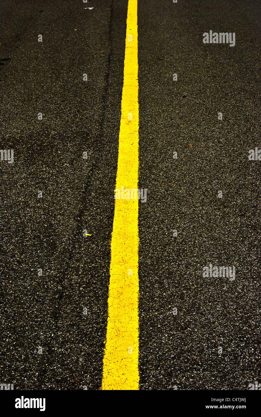 Yellow line on asphalt Stock Photo - Alamy