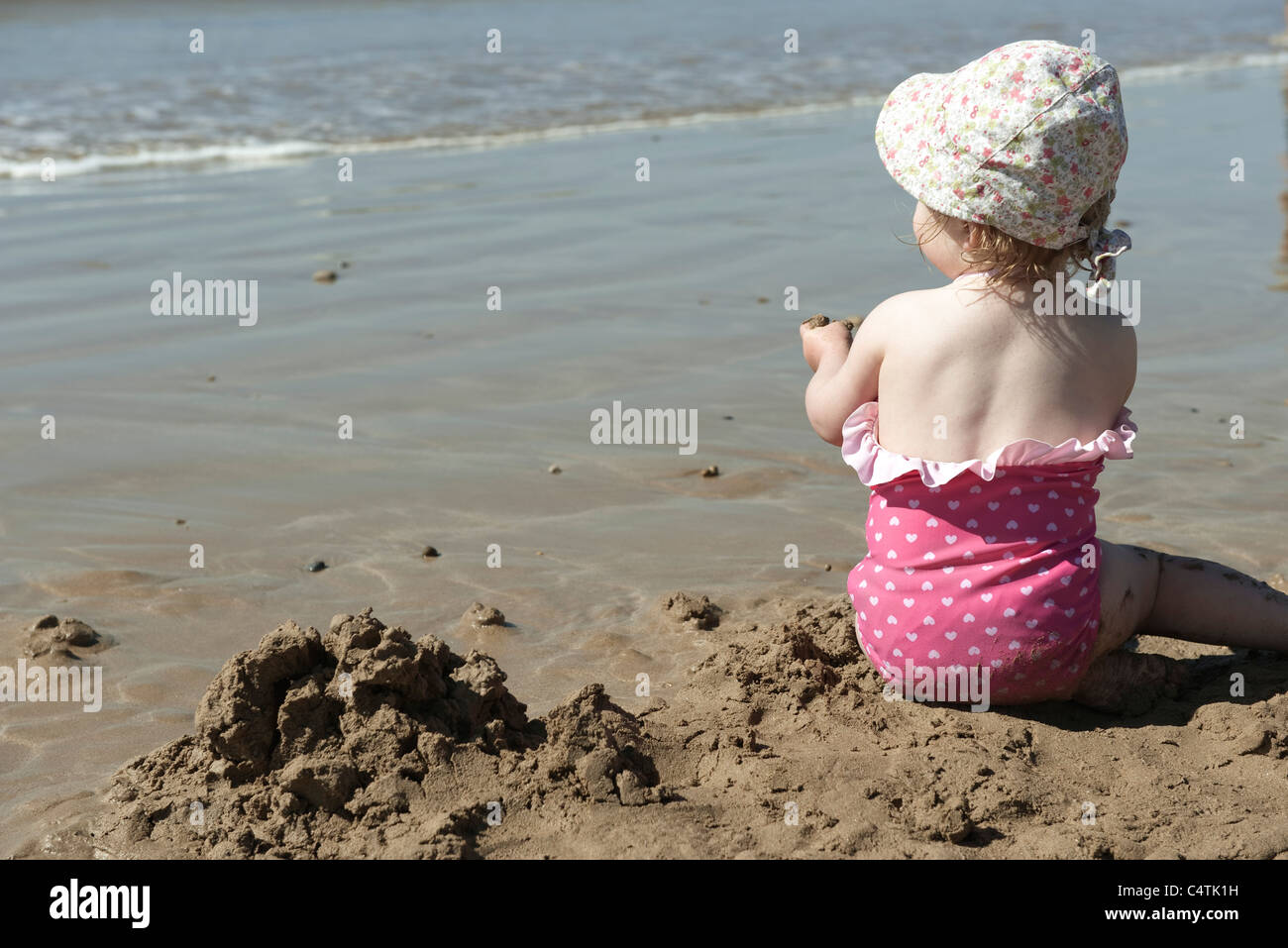 Toddler playing sands hi-res stock photography and images - Alamy