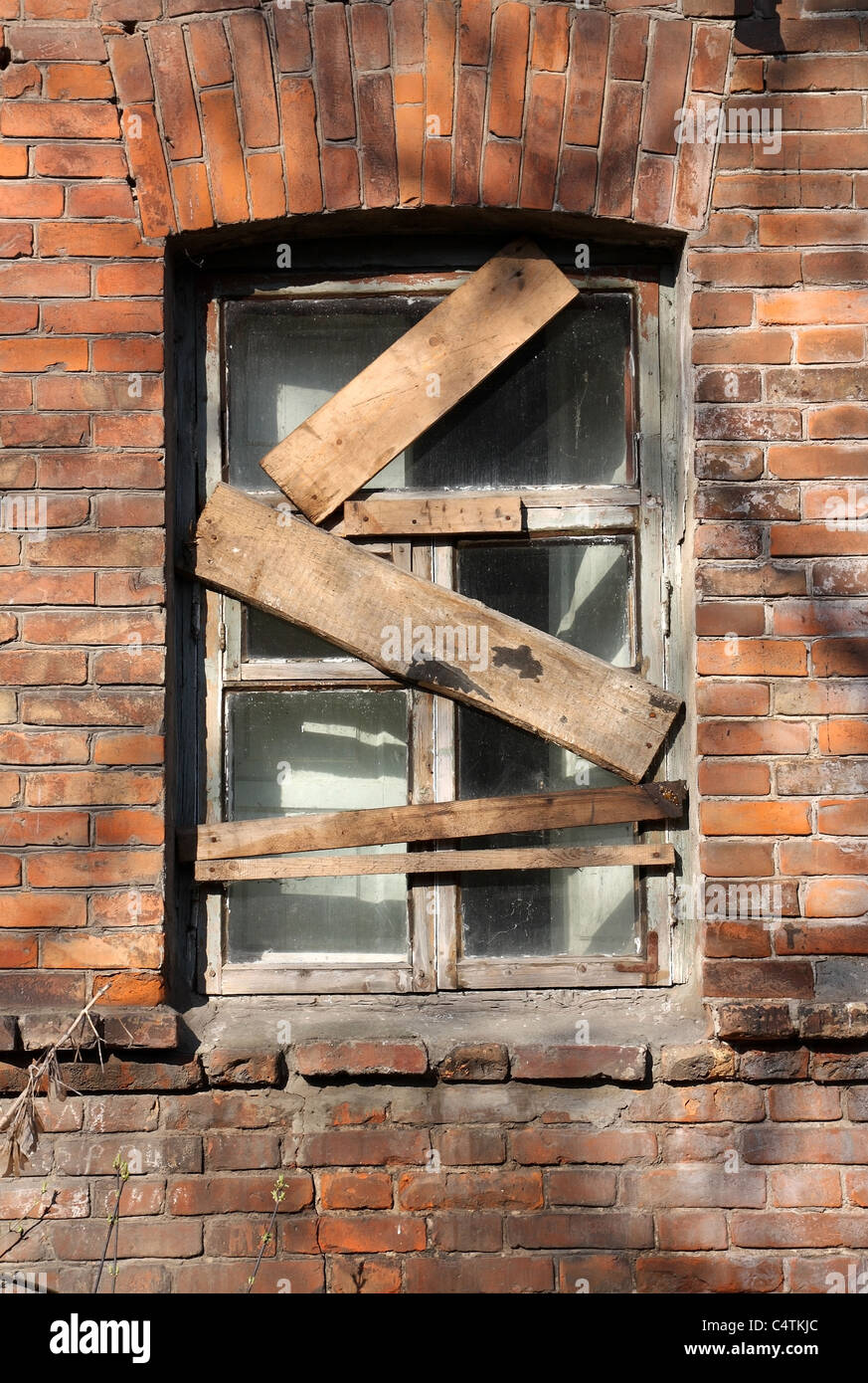 Boarded window hi-res stock photography and images - Alamy