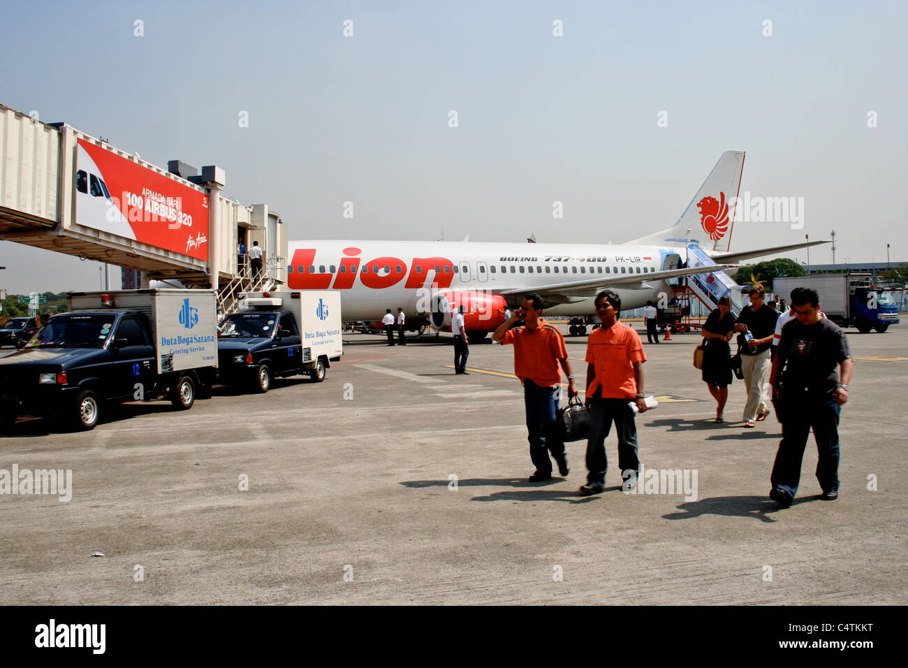 Passengers boarding lionair lion air plane jakarta Stock Photo - Alamy