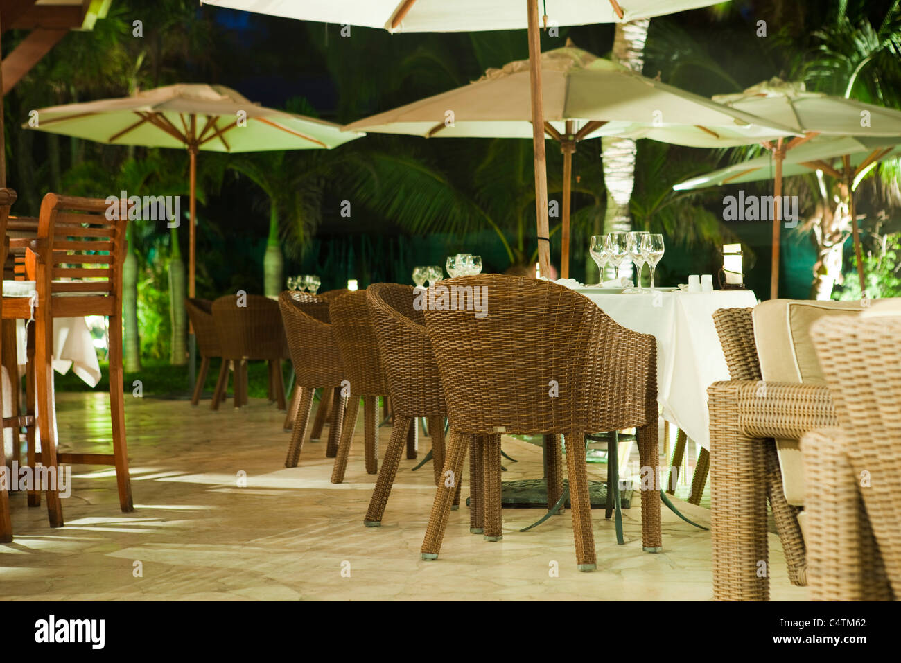 Palm trees outside cafe hi-res stock photography and images - Alamy