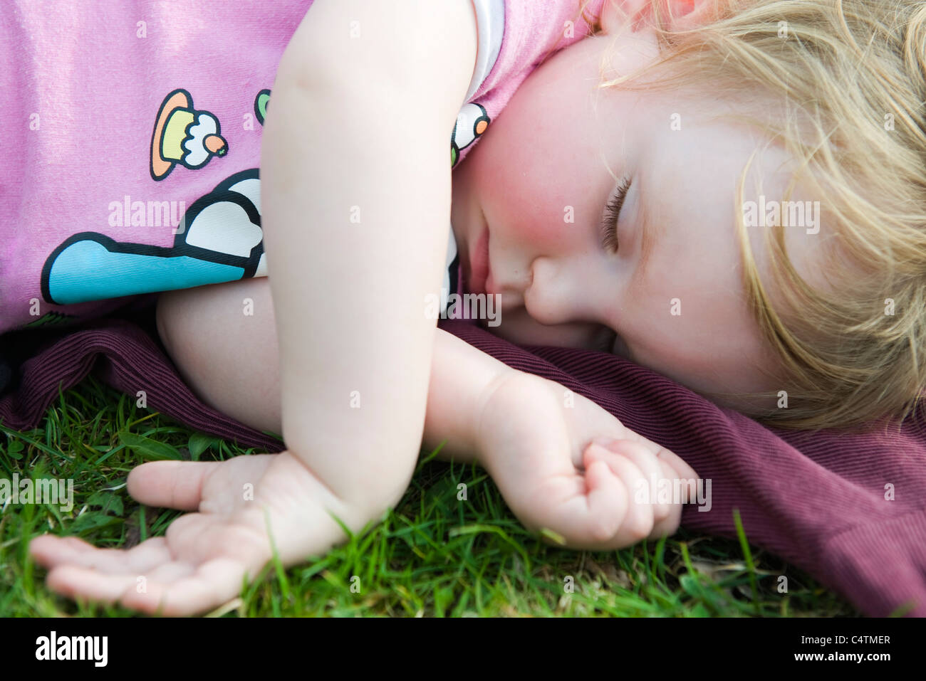 Girl asleep on grass hi-res stock photography and images - Alamy