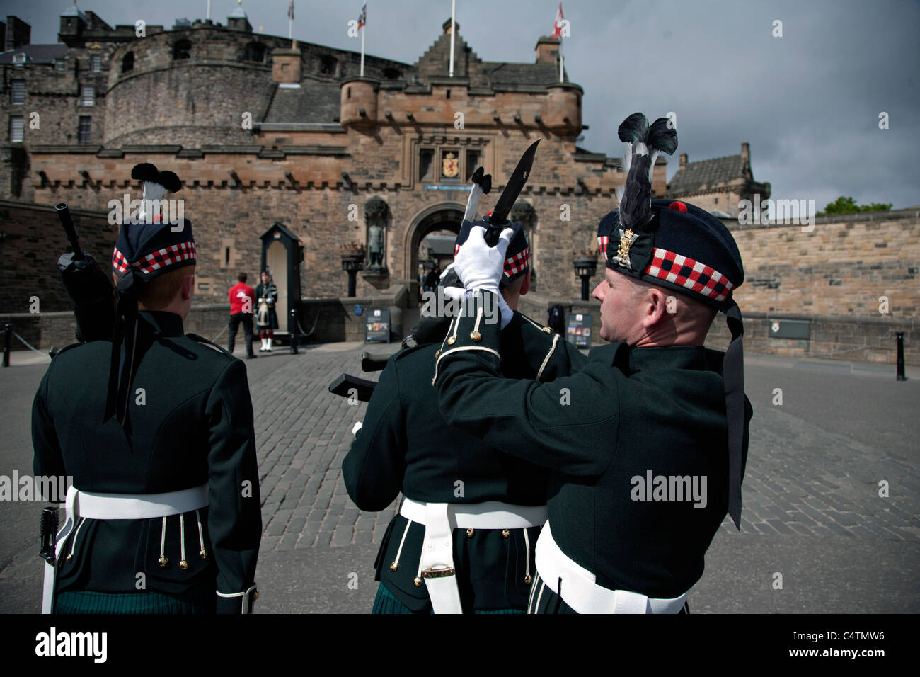 soldiers edinburgh castle scotland Stock Photo - Alamy