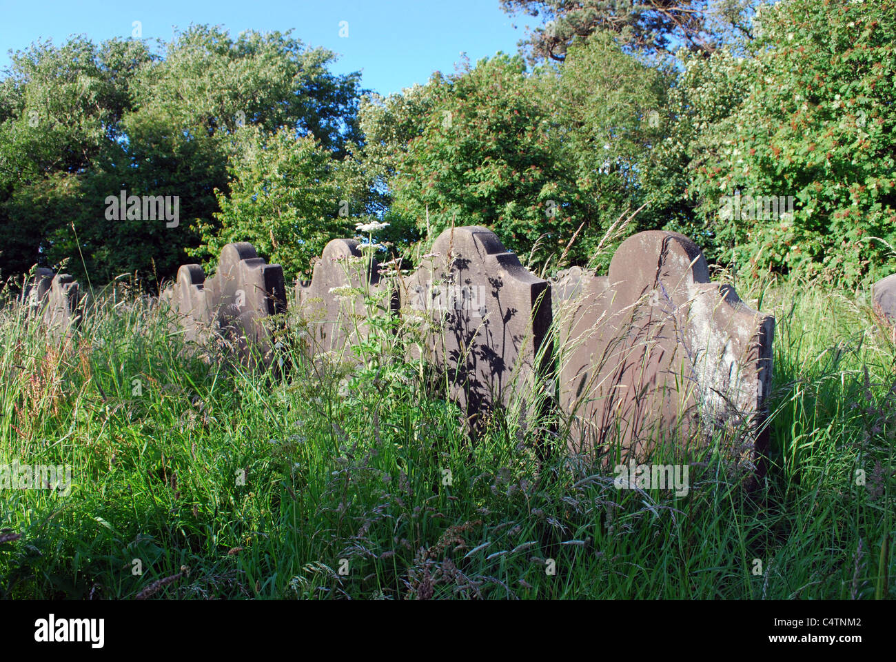 English graveyard hi-res stock photography and images - Alamy