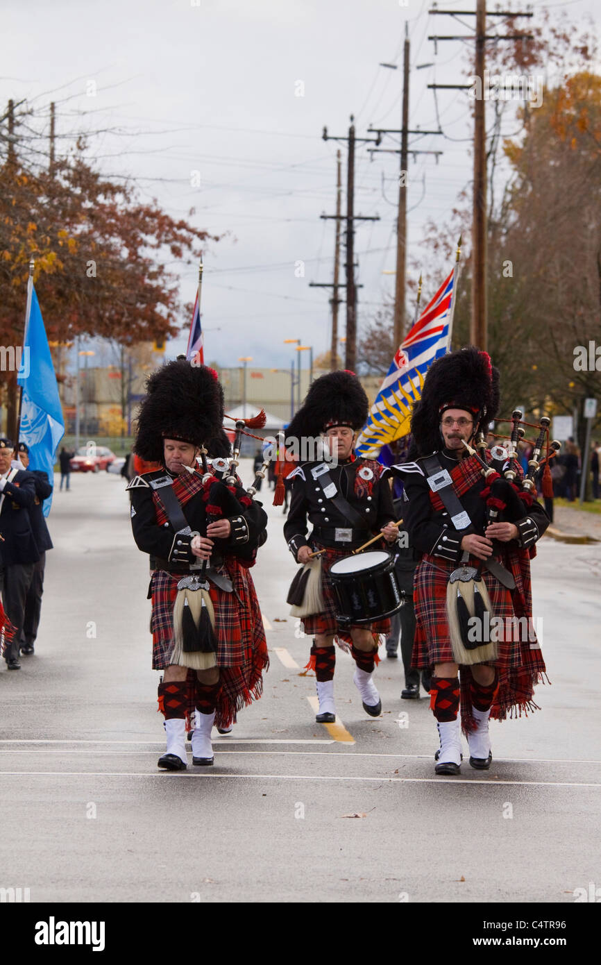 Bagpipes remembrance day poppy hi-res stock photography and images - Alamy
