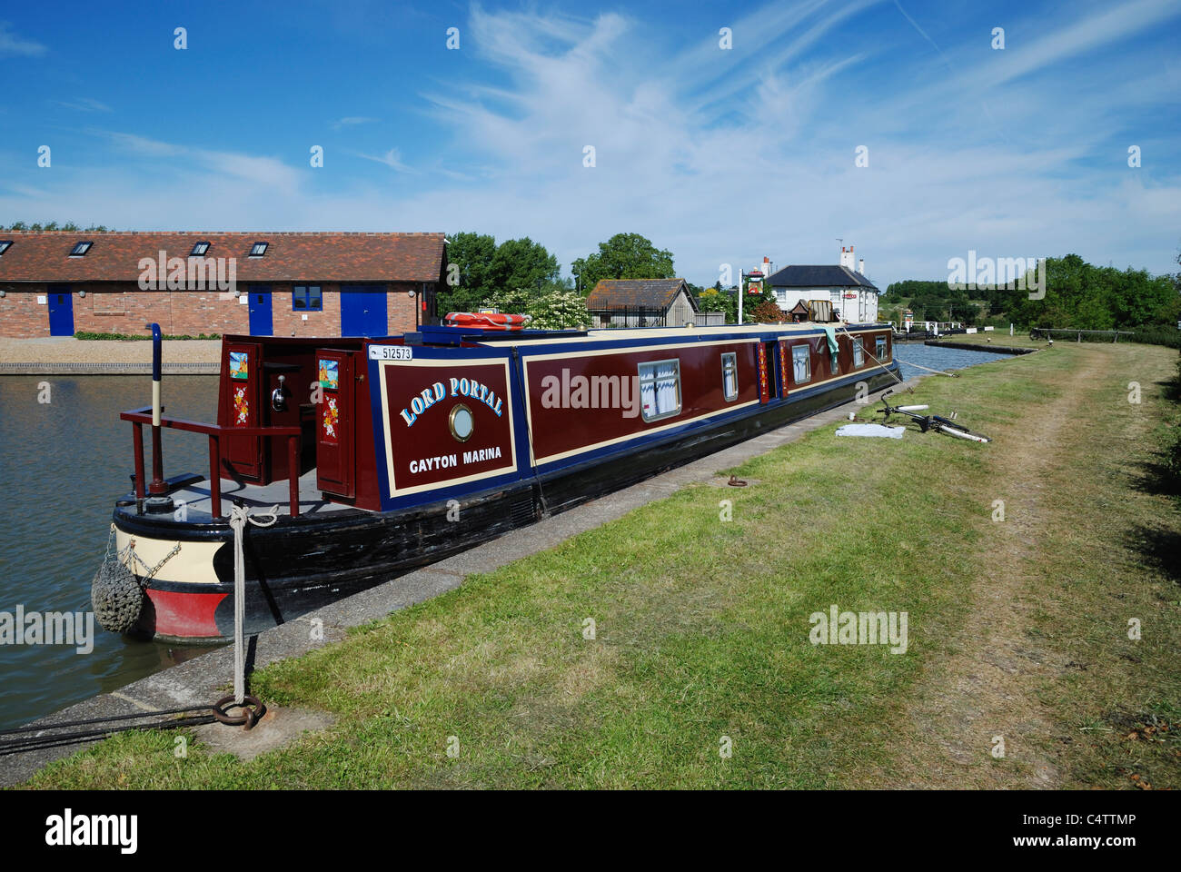 A traditional english narrow boat at Grove Lock on the Grand Union ...