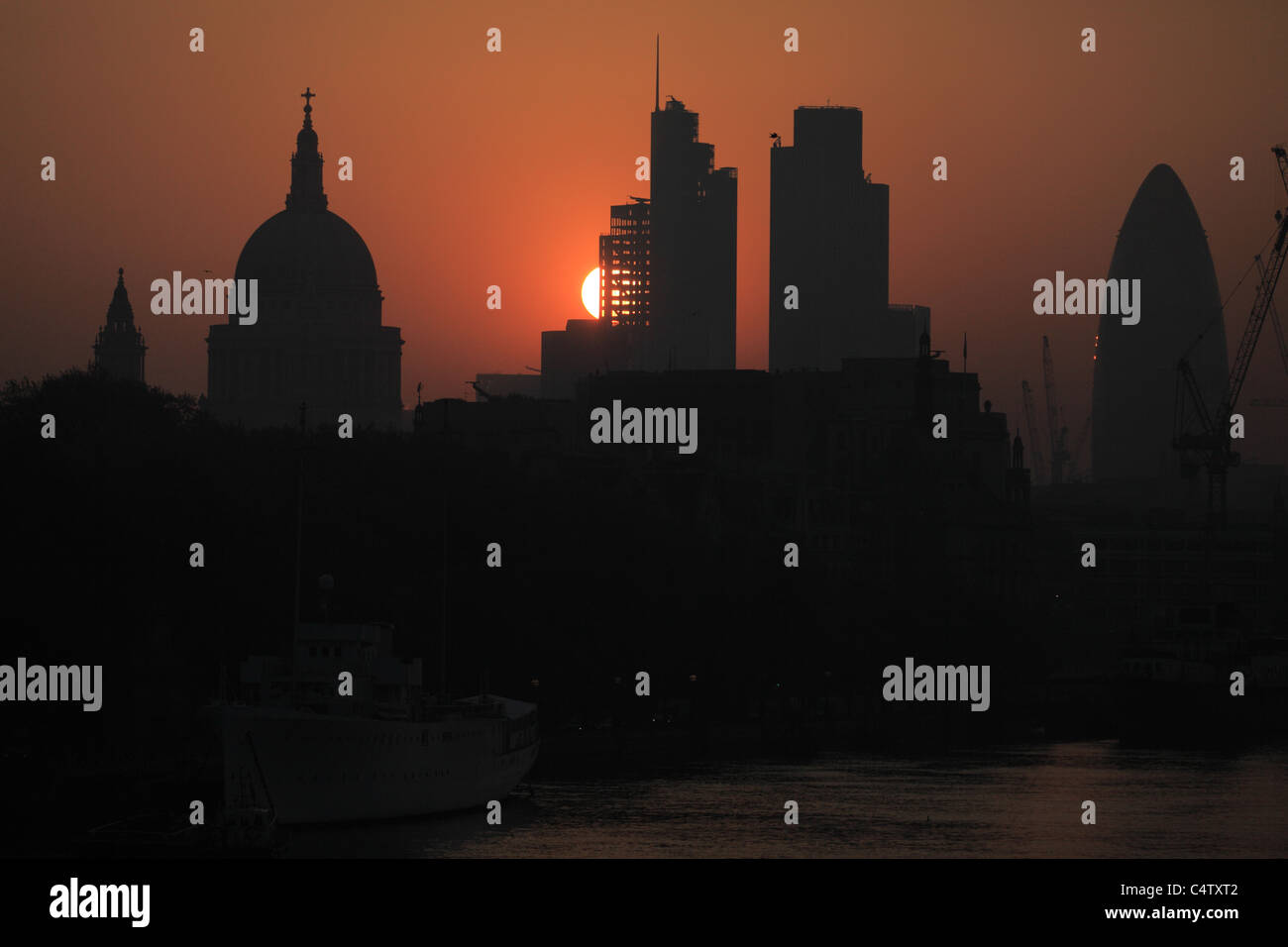 Sunrise london hi-res stock photography and images - Alamy