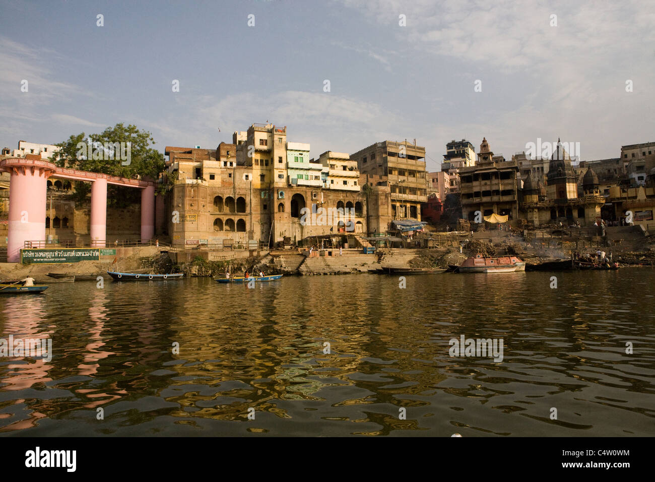 India ganges cremation hi-res stock photography and images - Alamy