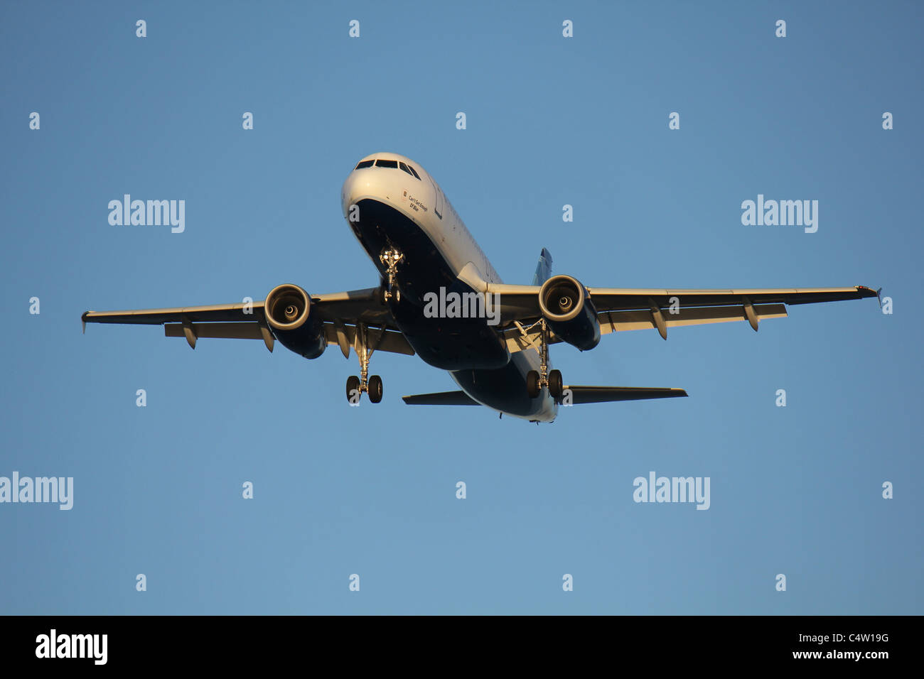 JetBlue Airbus A320-200 on final approach for landing at Logan ...