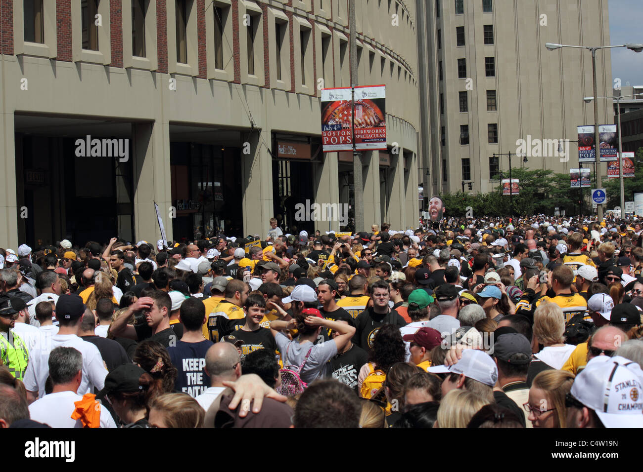 A sea of Boston Bruins fans fill Cambridge Street and City Hall Plaza ...