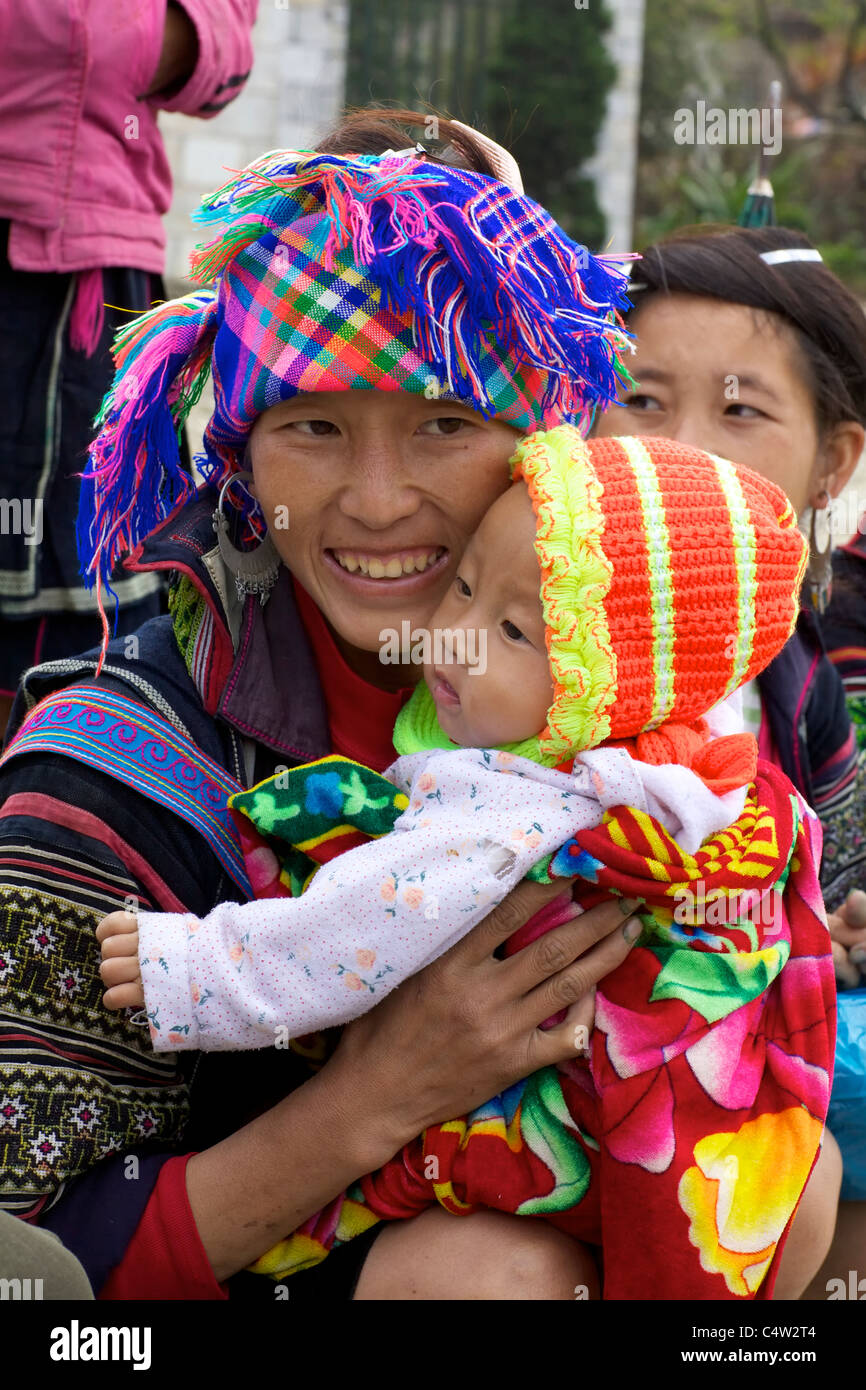 Hmong woman with her baby in sapa hi-res stock photography and images ...