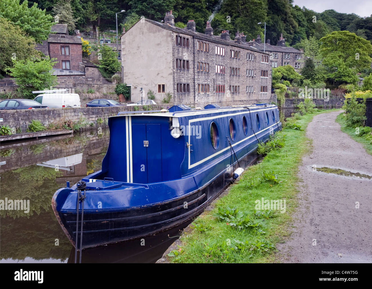 Blue narrowboat hi-res stock photography and images - Alamy